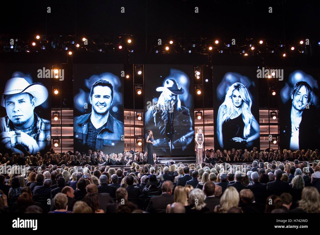 Nashville, Tennessee, USA. 2nd Nov, 2016. Taylor Swift returns to the ...