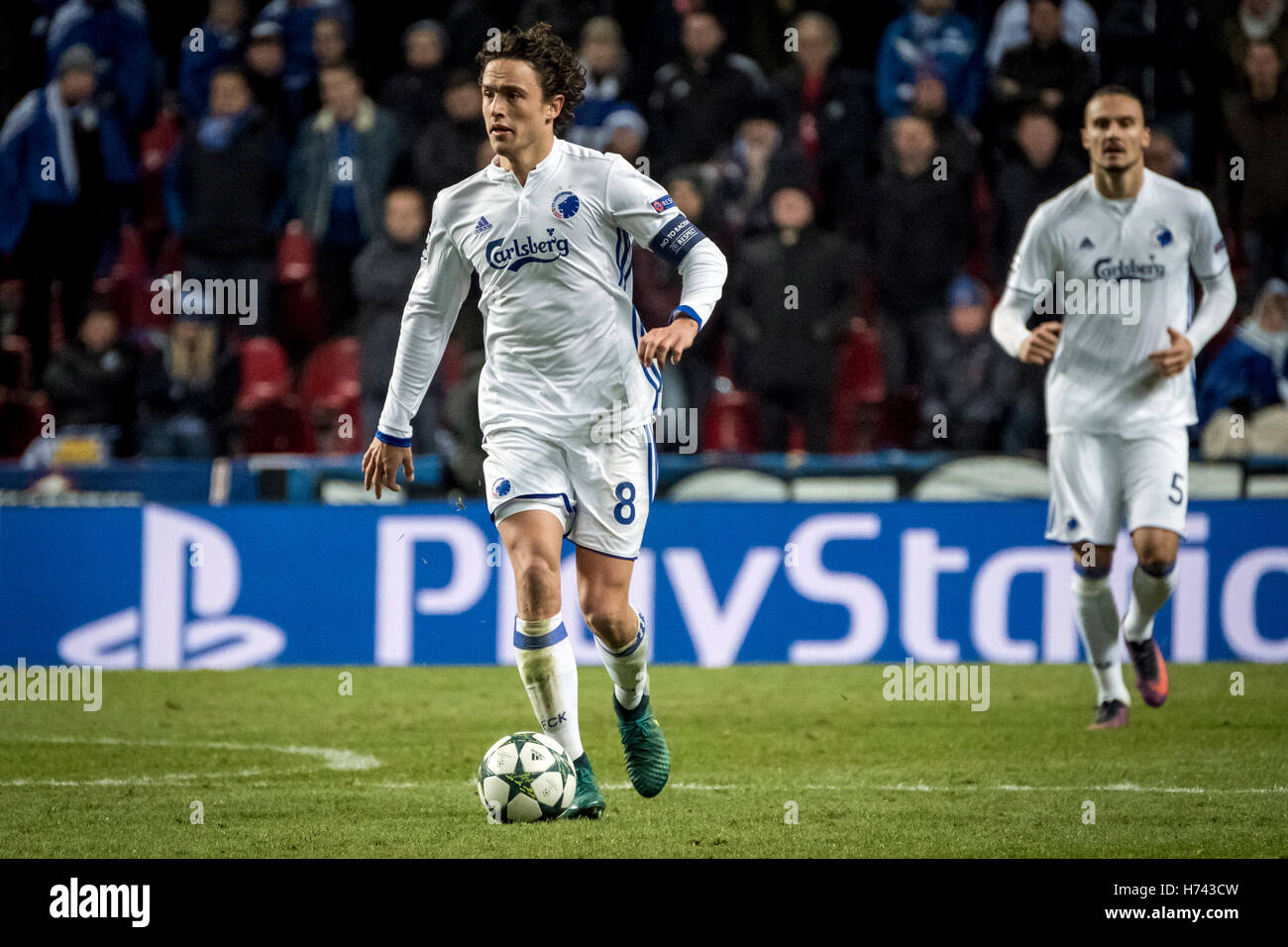 Denmark, Copenhagen, November 2nd 2016. Thomas Delaney (8) of FC ...