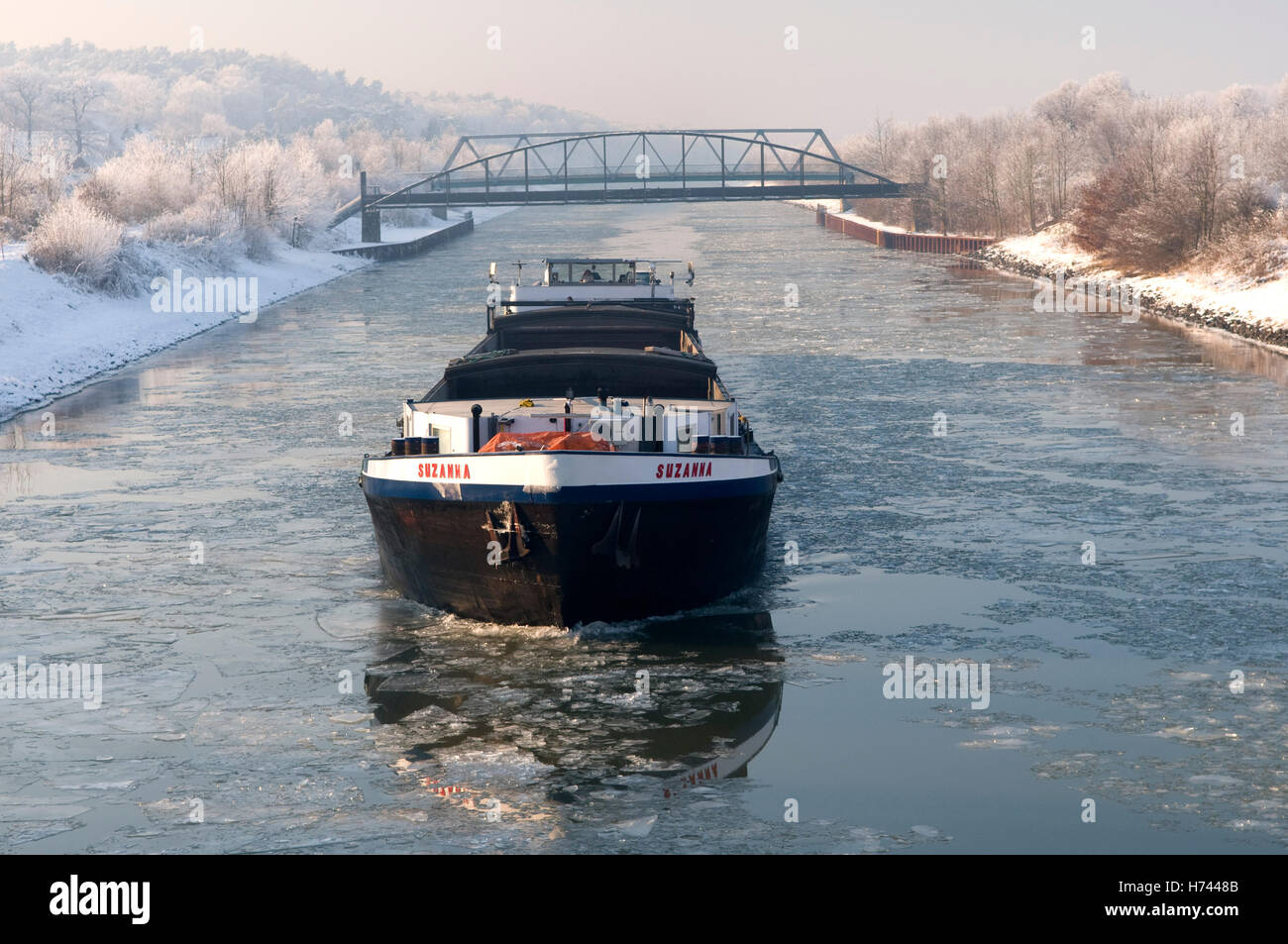 Cargo ship on the frozen Wesel-Datteln Canal, Flaesheim, Muensterland ...
