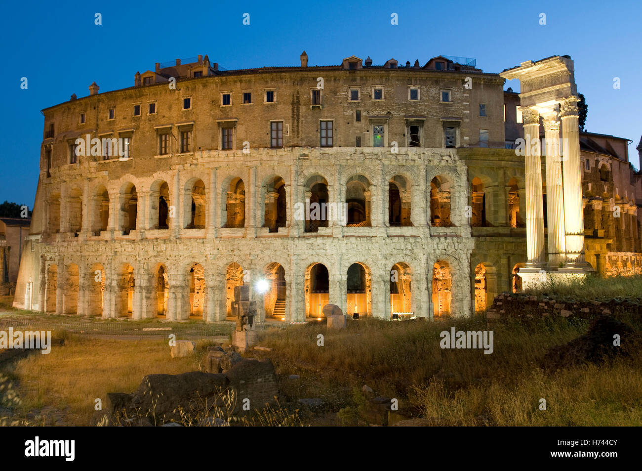 Temple of Apollo Sosianus and Marcellus theatre at night, Rome, Italy ...