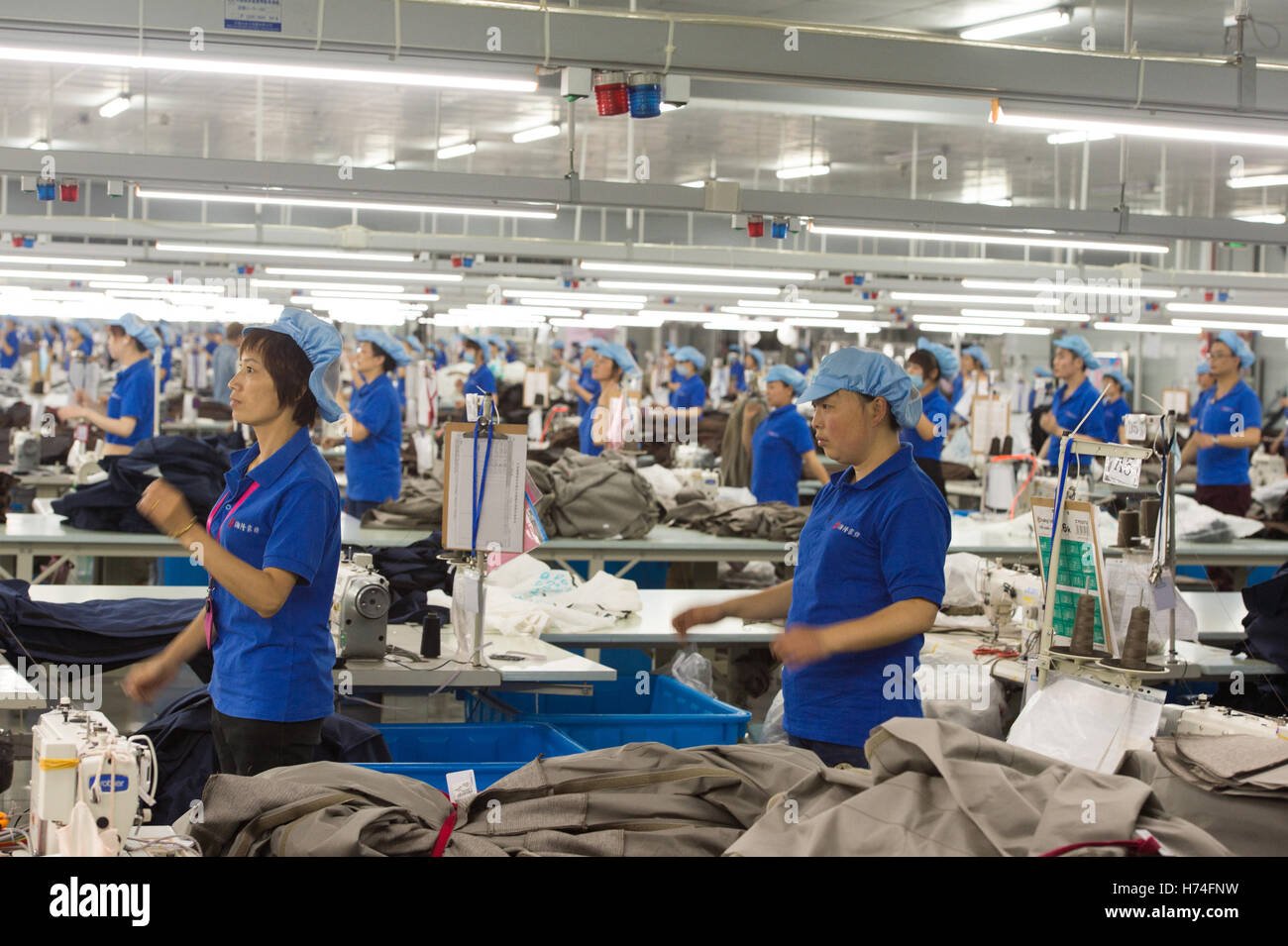 Factory workers hi-res stock photography and images - Alamy