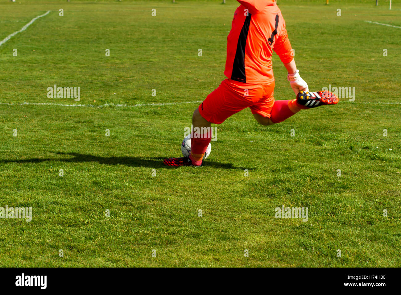 Lads playing football hi-res stock photography and images - Alamy