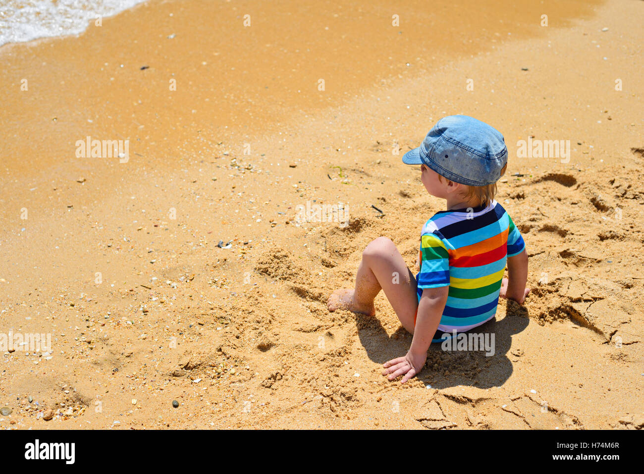 Toddler playing sands hi-res stock photography and images - Alamy