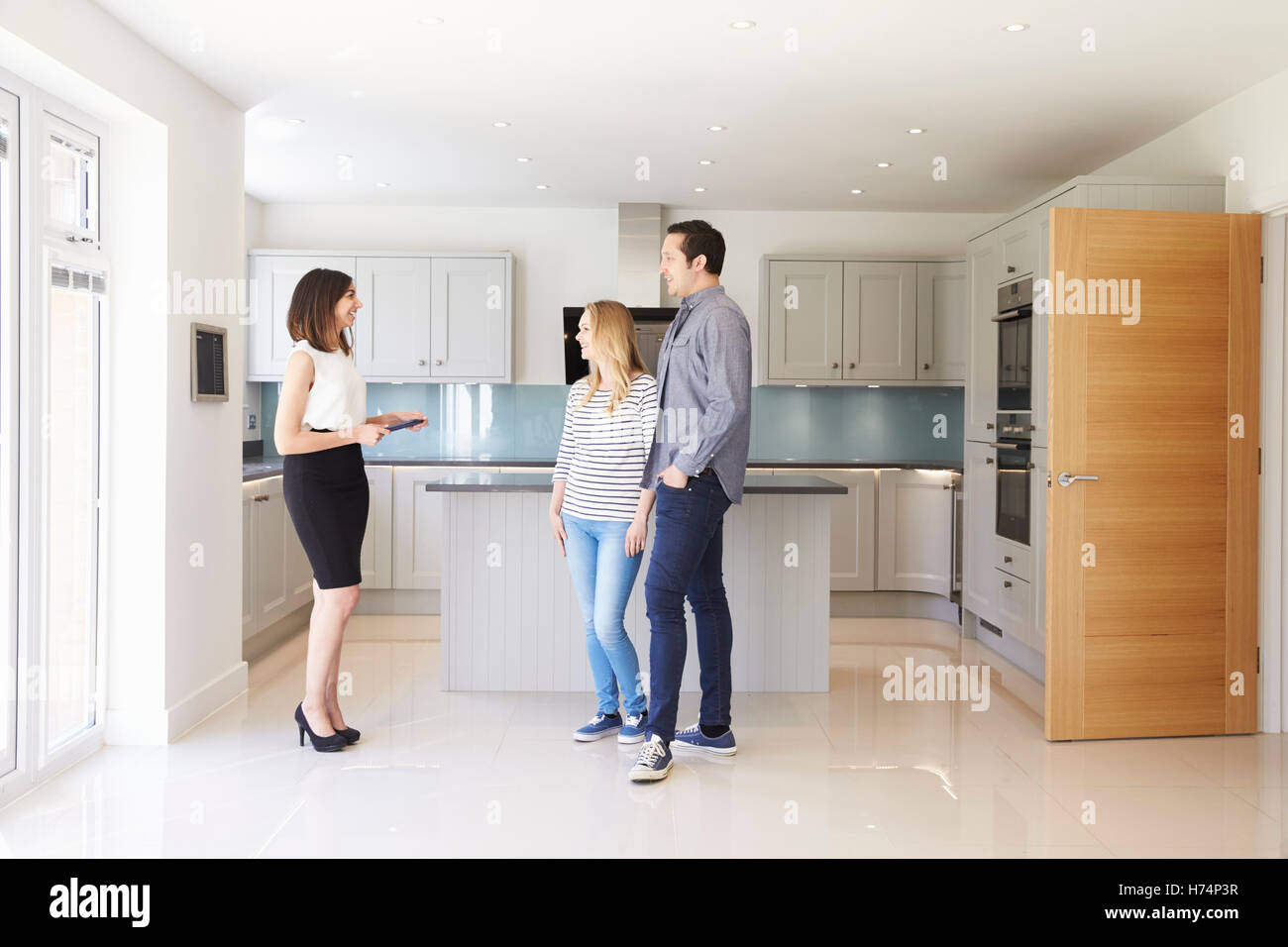 Young couple viewing house hi-res stock photography and images - Alamy