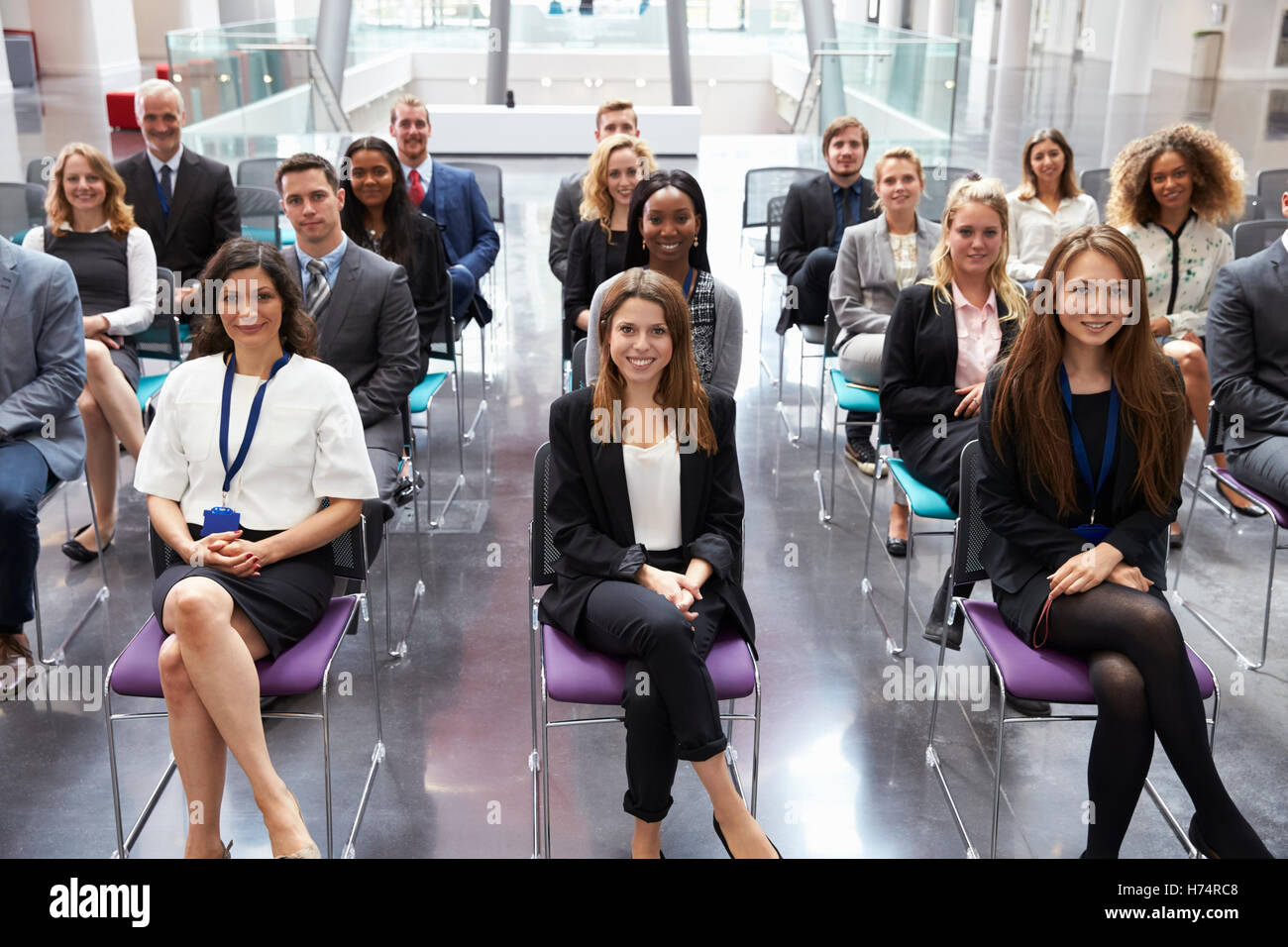 Crowd listening to speaker hi-res stock photography and images - Alamy