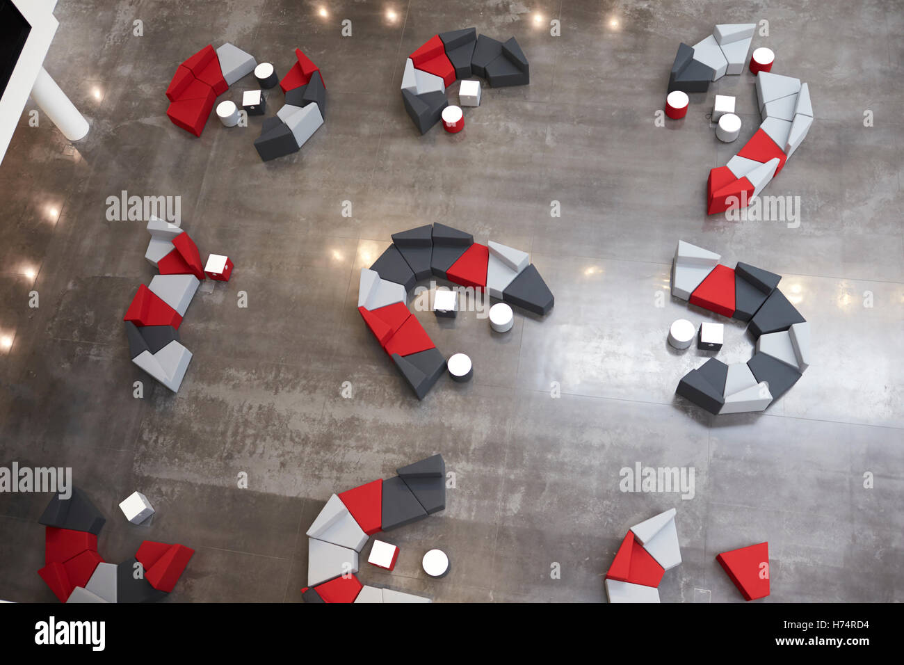 Atrium seating hi-res stock photography and images - Alamy