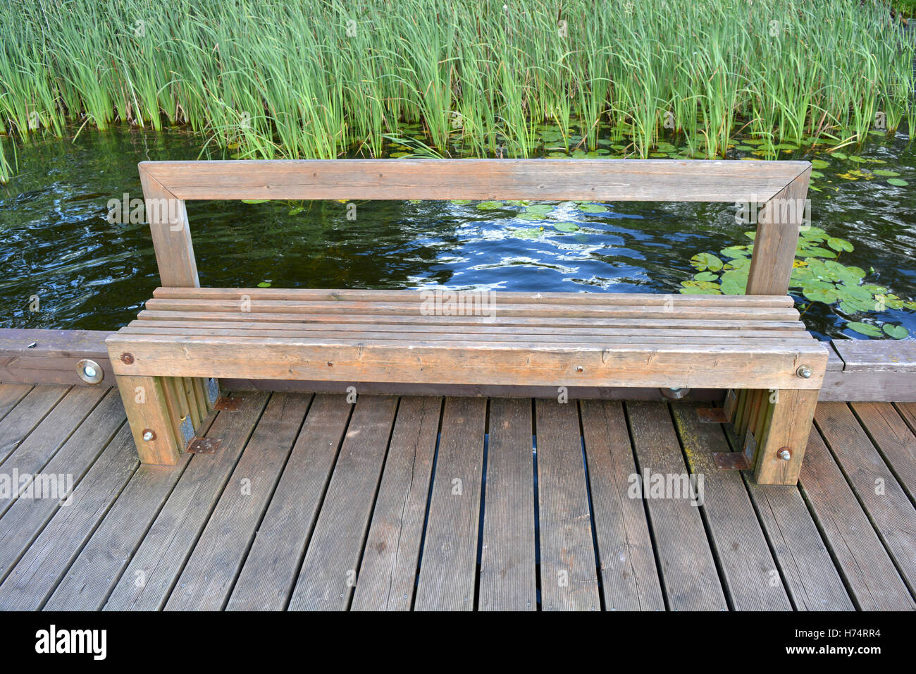 Bench empty lake pond hi-res stock photography and images - Alamy