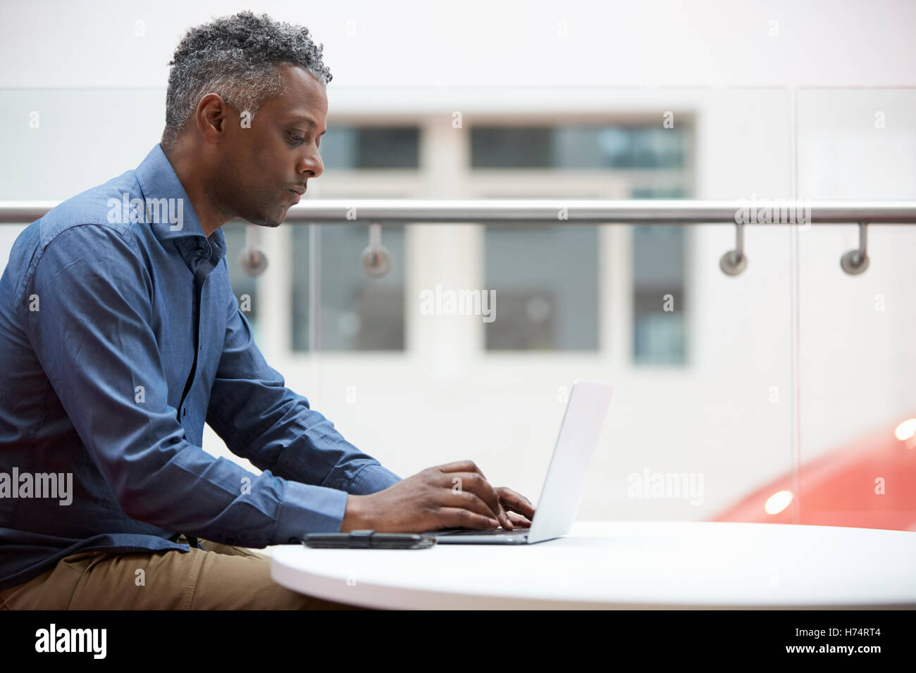 Side view black man hi-res stock photography and images - Alamy