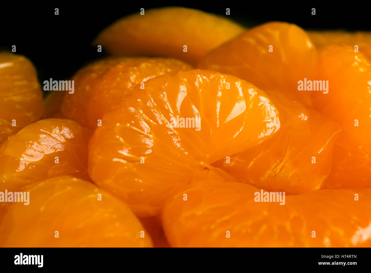 Detail of mandarin segments in light syrup Stock Photo - Alamy