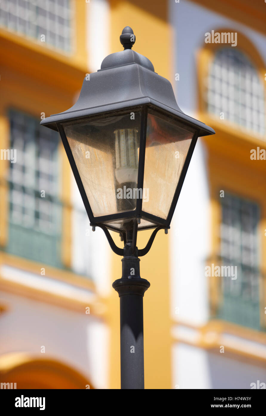 White and yellow building hi-res stock photography and images - Alamy