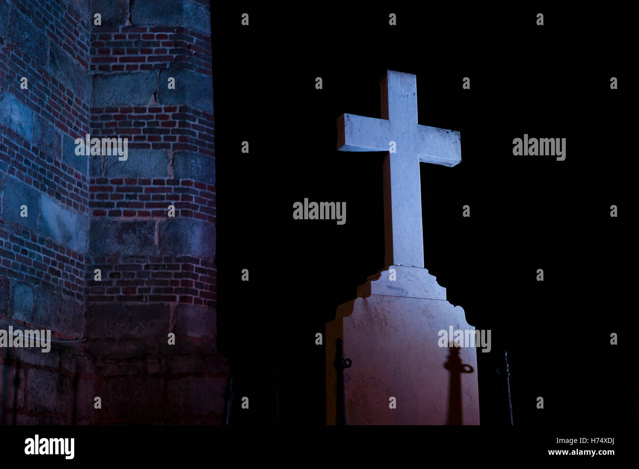 Christian cross at night hi-res stock photography and images - Alamy