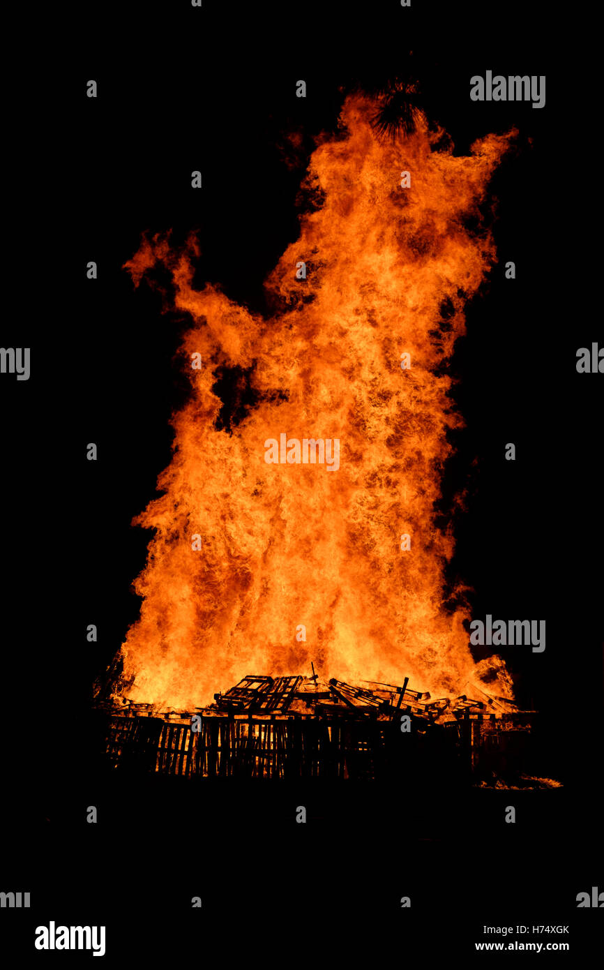 Fire pallets night hi-res stock photography and images - Alamy