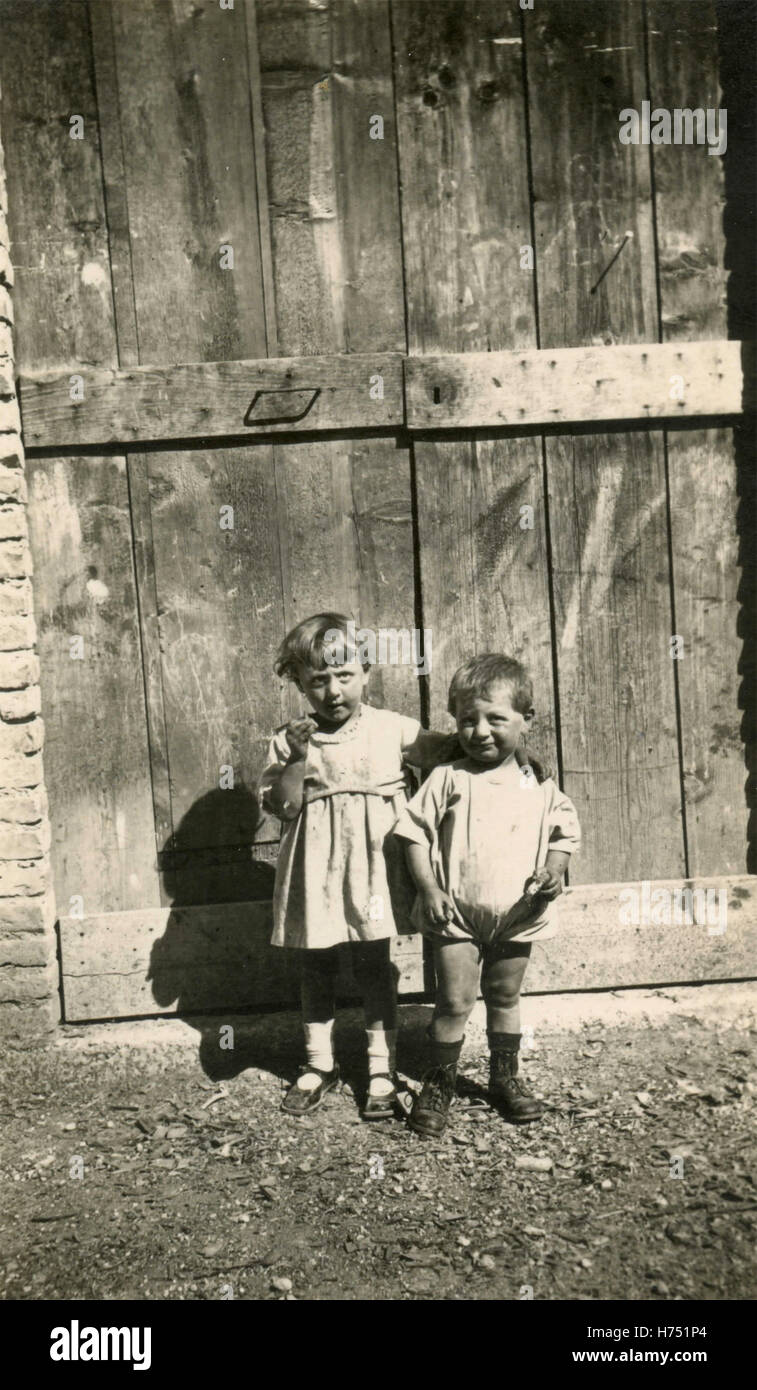 Two small children in front of a door hi-res stock photography and ...
