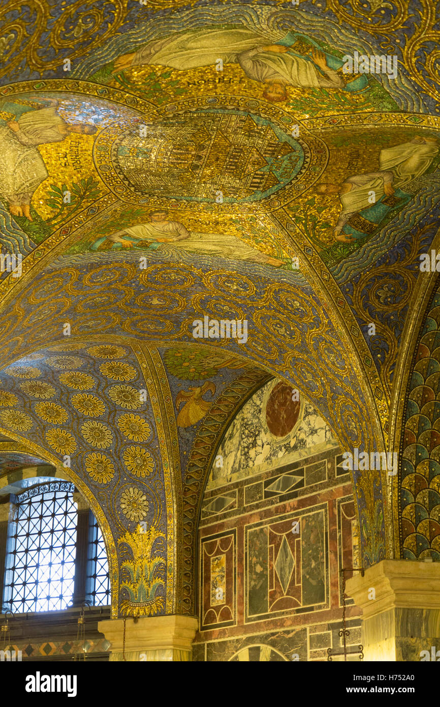 Interior of Aachen Cathedral (UNESCO World Heritage Site), Aachen ...
