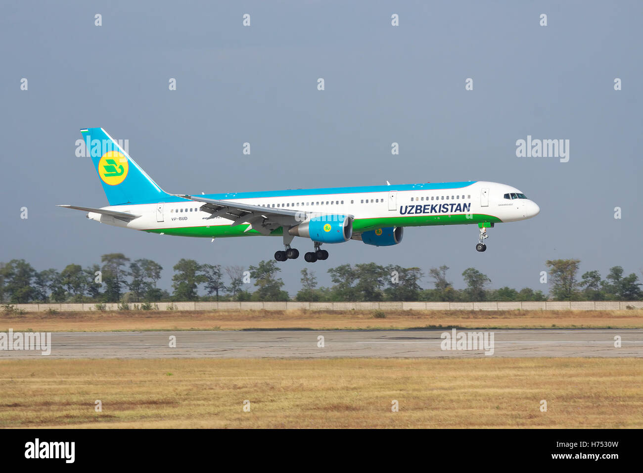 Simferopol, Ukraine - September 13, 2010: Uzbekistan Airways Boeing 757 ...