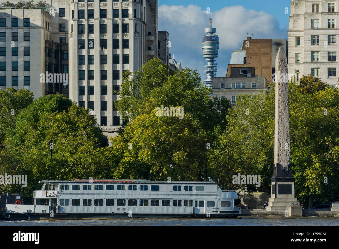 London landmarks - Cleopatra's needle Stock Photo - Alamy
