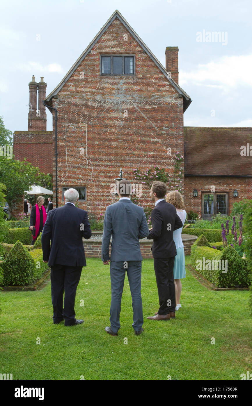 Group party house garden hi-res stock photography and images - Alamy