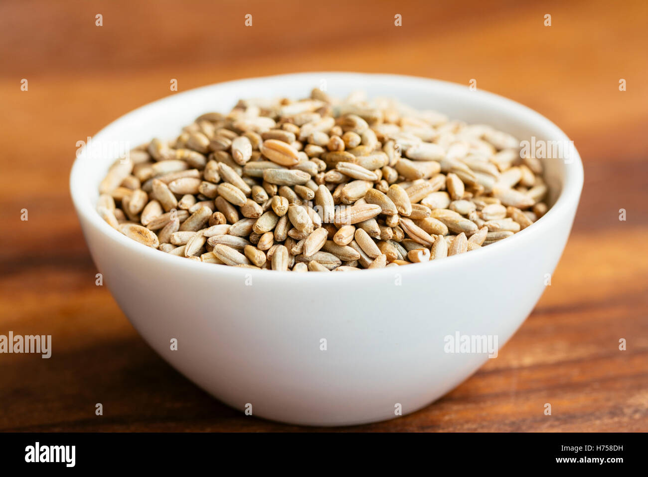 Rye grains in a small bowl Stock Photo - Alamy