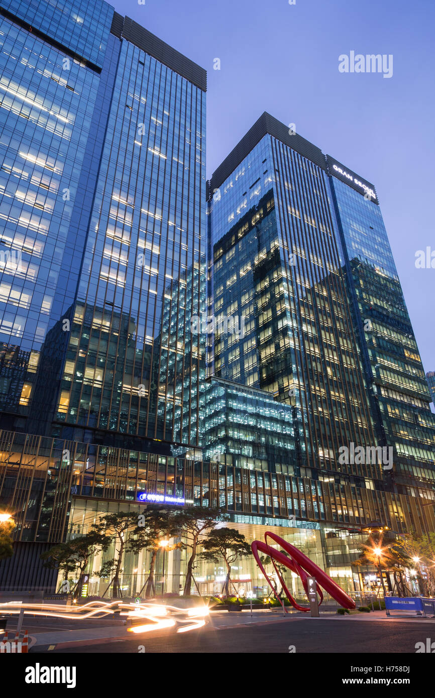 Gran Seoul Building with reflective glassy walls and reflections of ...
