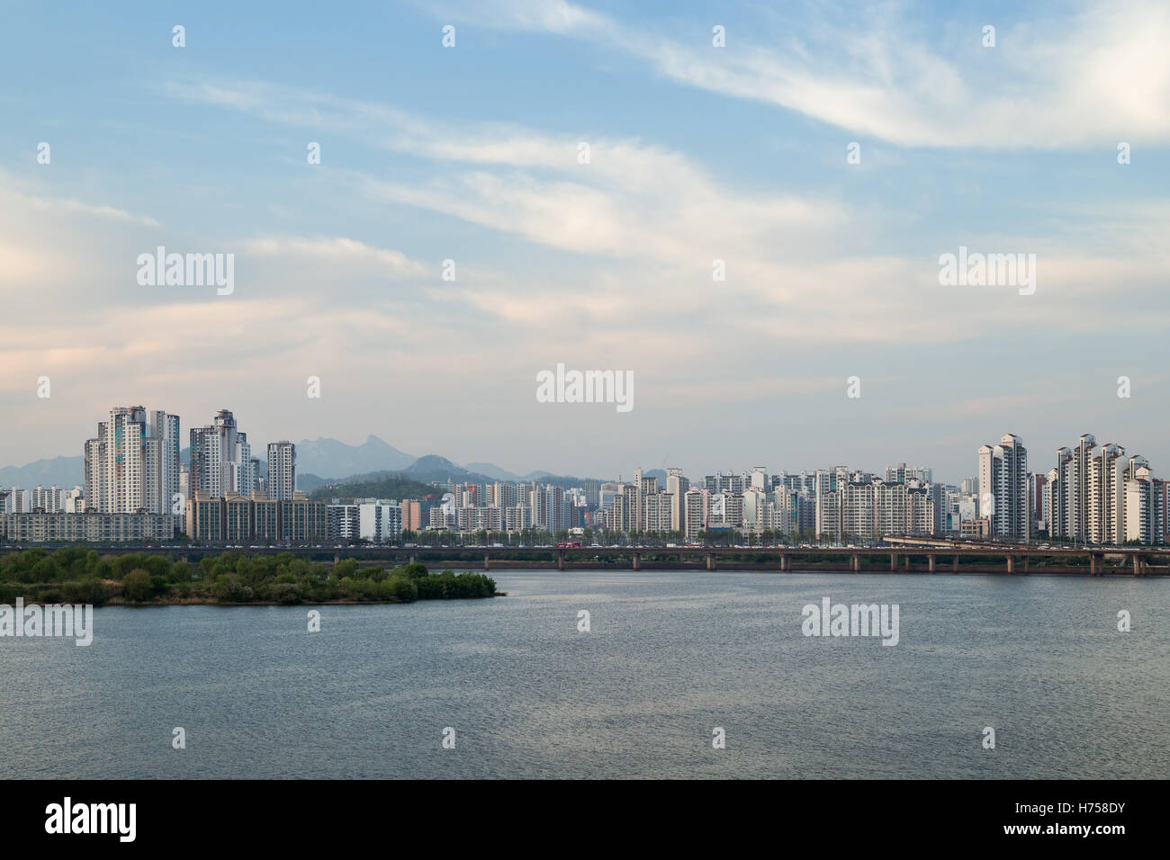 Residential district along the Han River viewed from the Mapo Bridge in ...