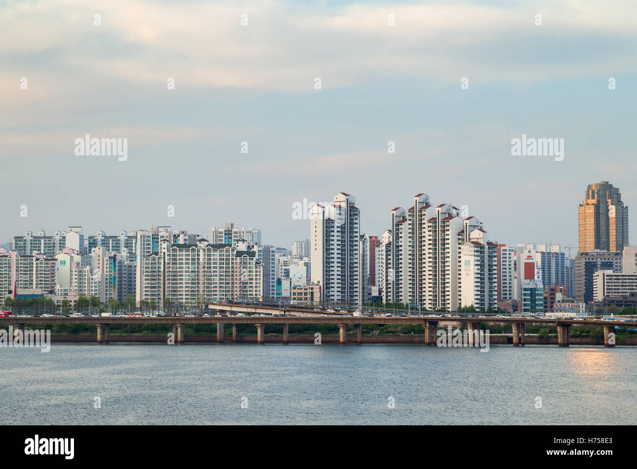 Residential district along the Han River viewed from the Mapo Bridge in ...