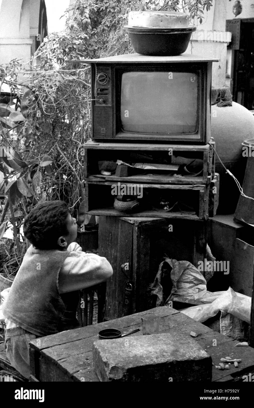 boy watching tv aswan egypt Stock Photo - Alamy