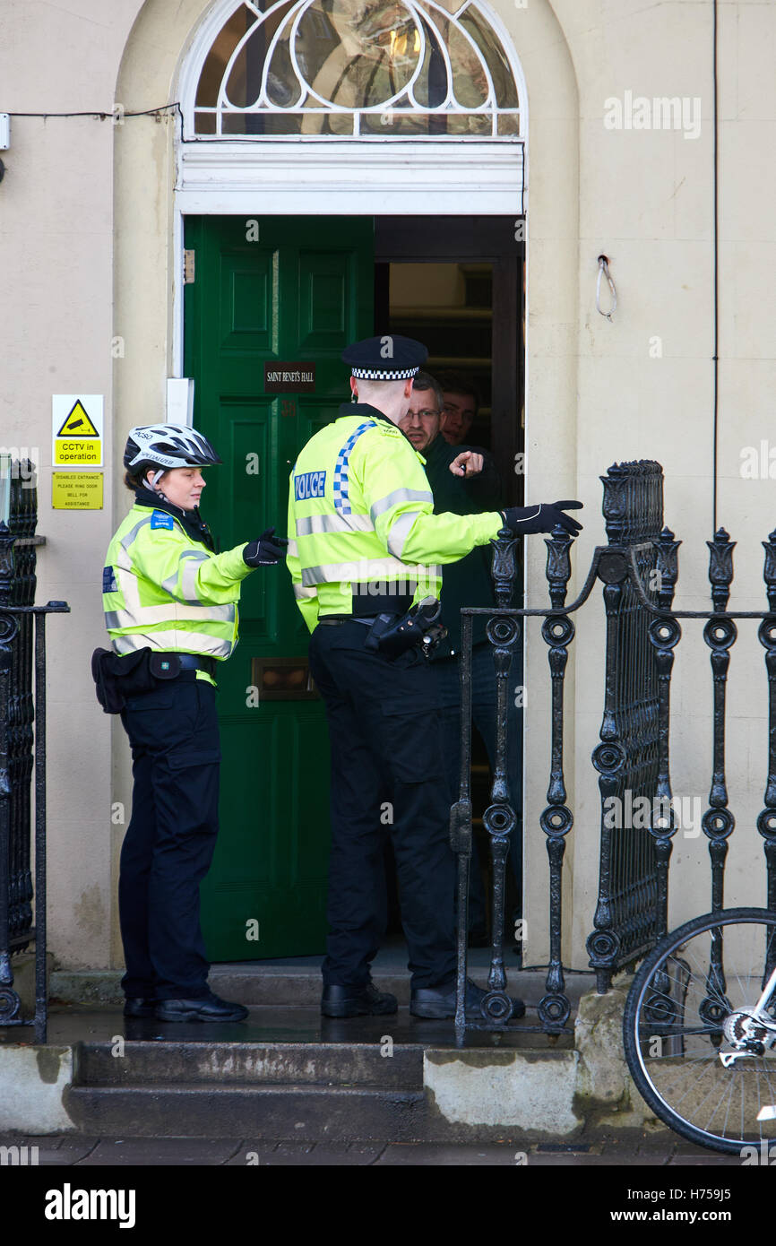 Police officer at front door hi-res stock photography and images - Alamy