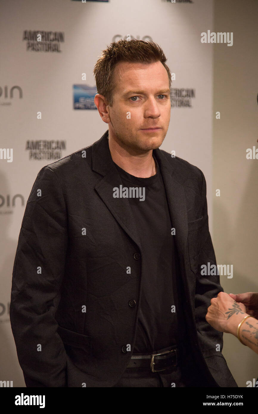 Ewan McGregor meets fans at department store Coin on the Via Cola di ...
