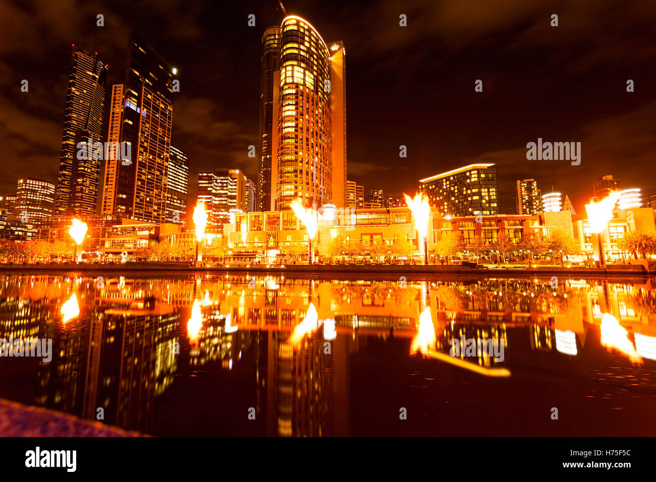 Buildings nighttime hi-res stock photography and images - Alamy
