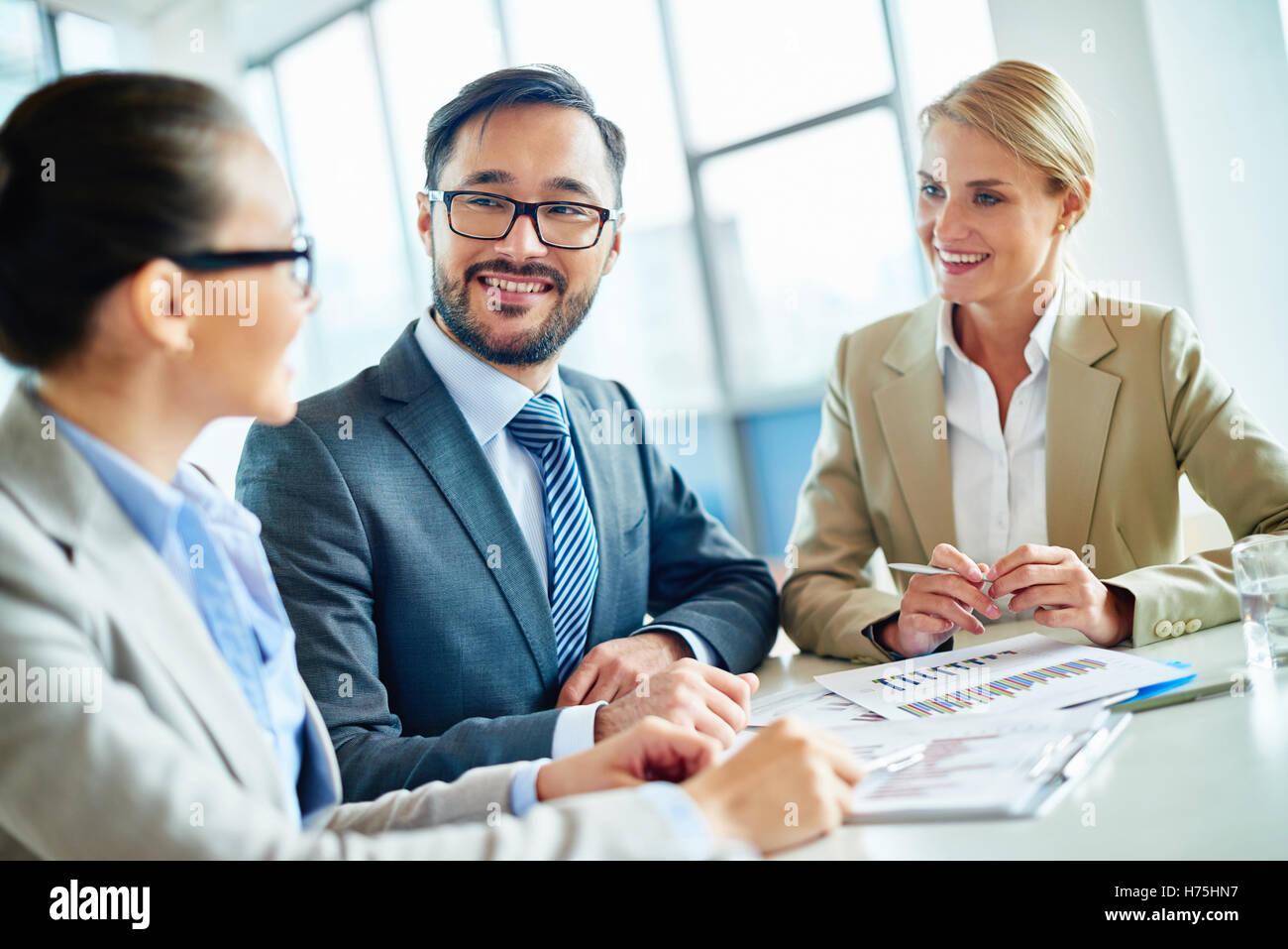 woman conversation talk speaking speaks spoken speak talking chat ...