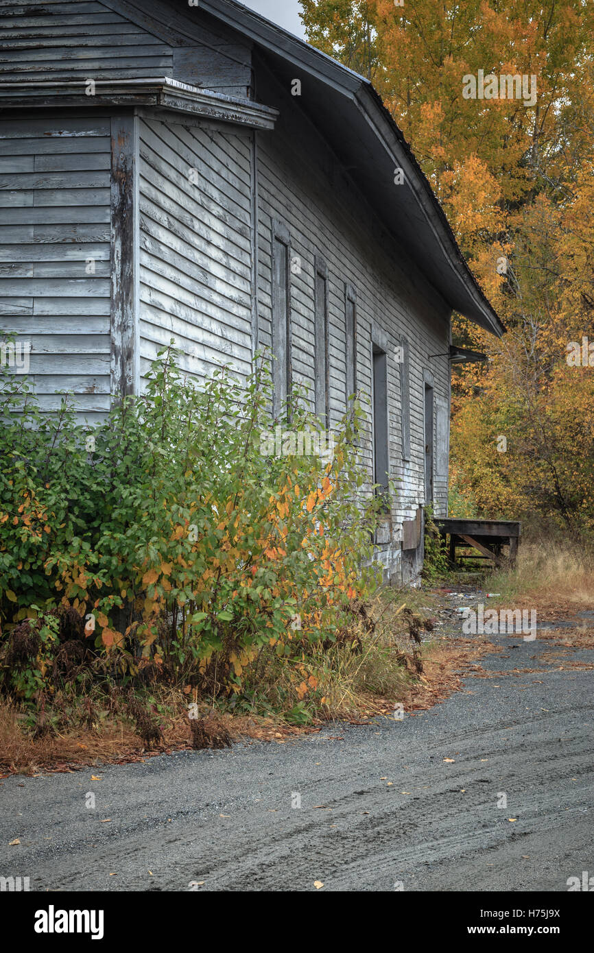 An old wooden building by the side of a railroad tracks Stock Photo - Alamy