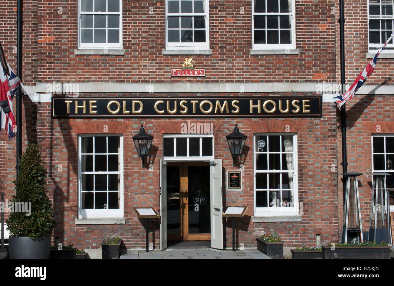 The Old Customs House Public house, Vernon Buildings, Gunwharf Quays ...
