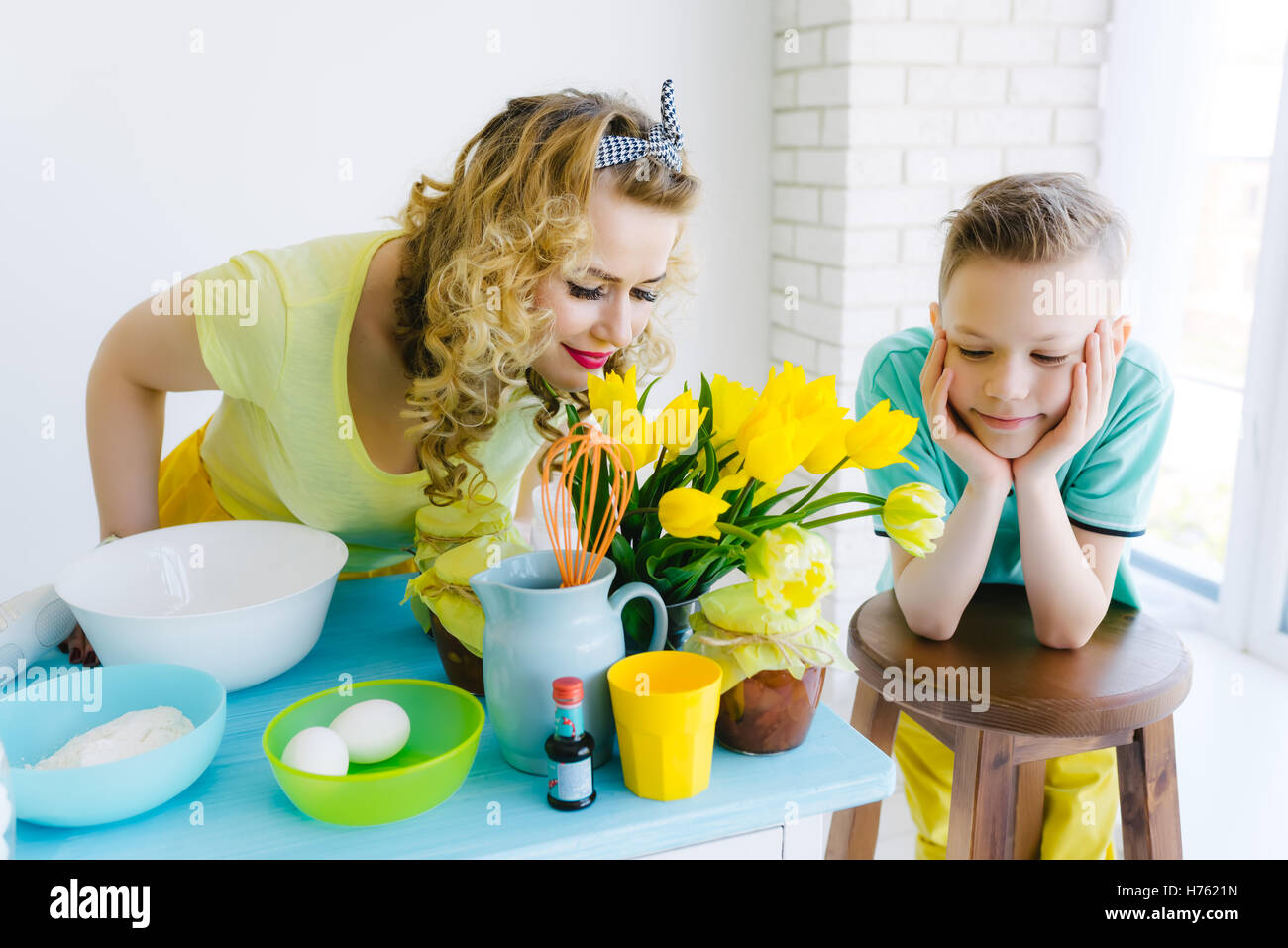 Kids making cake hi-res stock photography and images - Alamy
