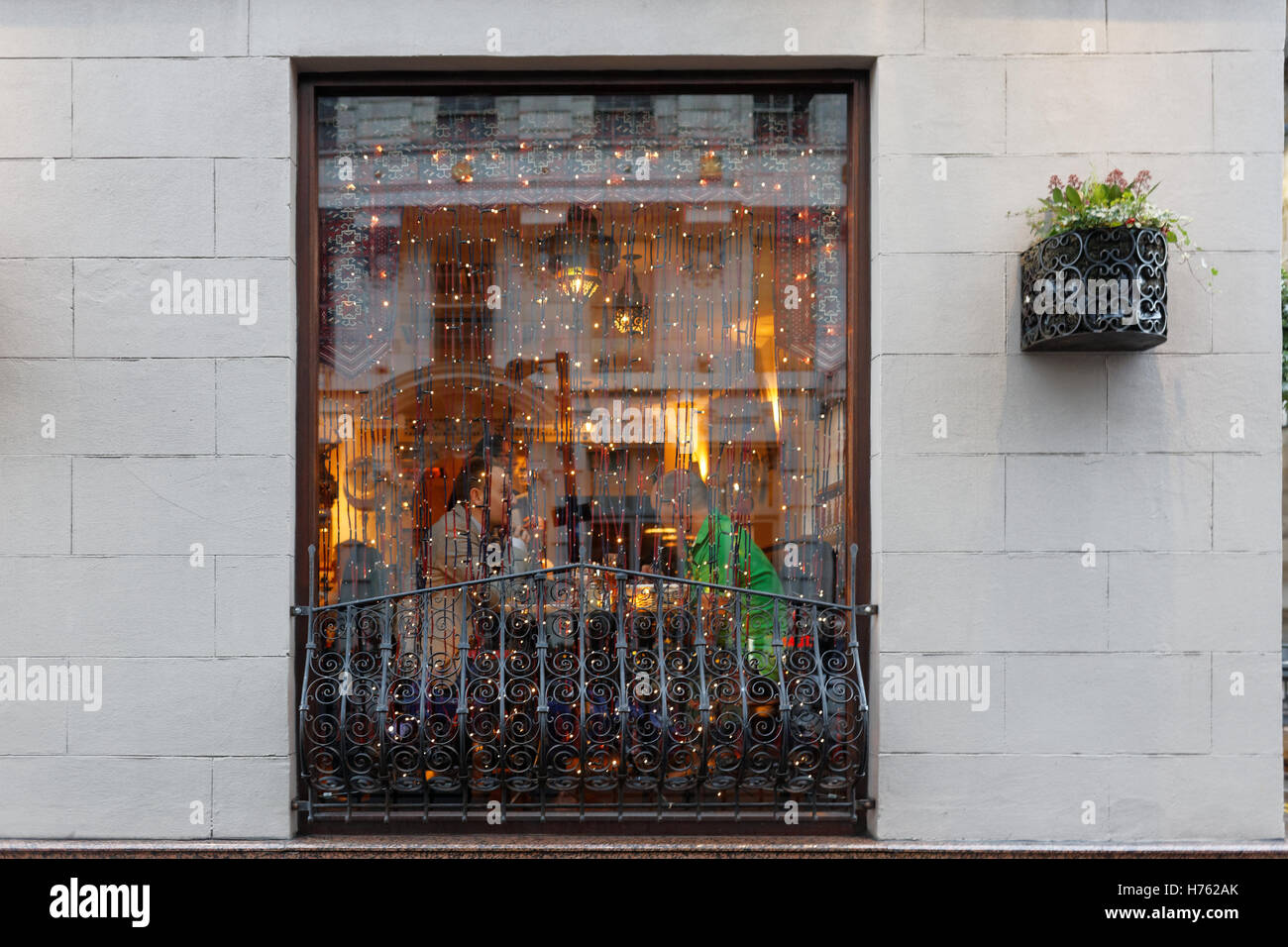 Restaurant christmas decorations hi-res stock photography and images ...