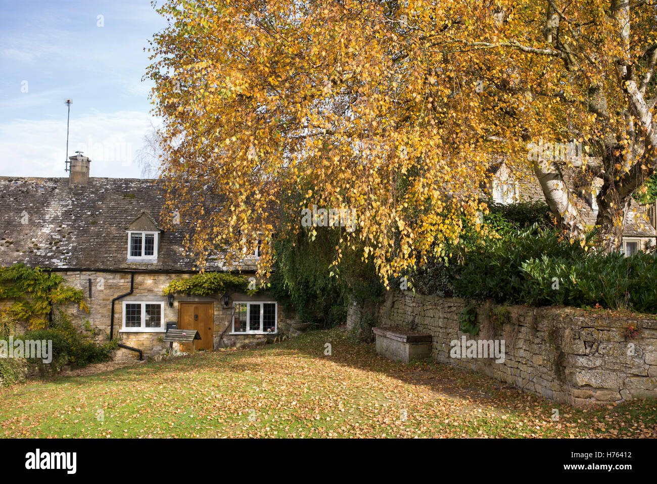 Snowshill village in autumn sunlight. Snowshill, Cotswolds ...