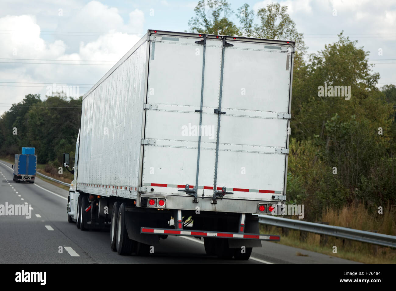 Semi truck rear view hi-res stock photography and images - Alamy