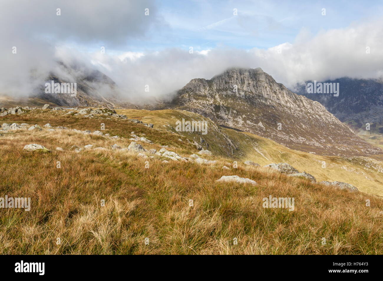 Clouds clearing from around the summit of Tryfan Stock Photo - Alamy
