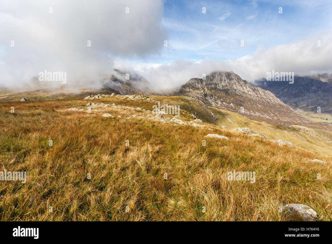 Clouds clearing from around the summit of Tryfan Stock Photo - Alamy