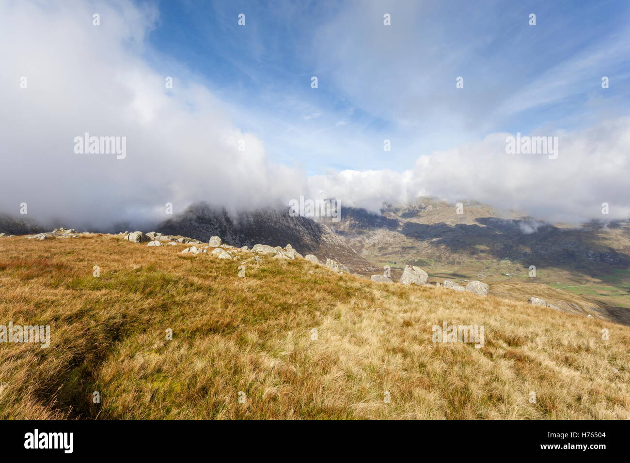 Clouds clearing from around the summit of Tryfan Stock Photo - Alamy
