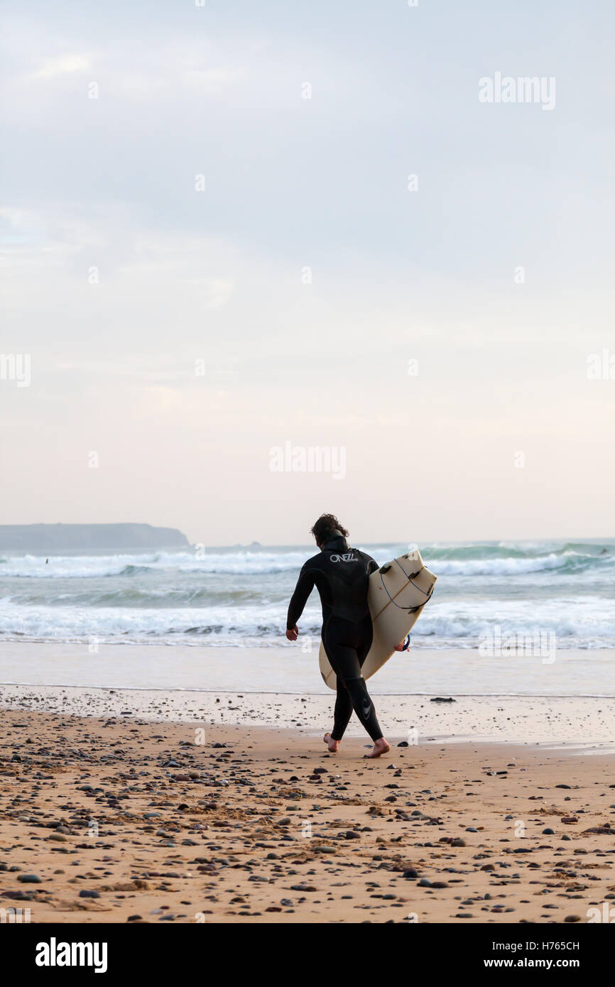 Surfer carrying a surfboard hi-res stock photography and images - Alamy