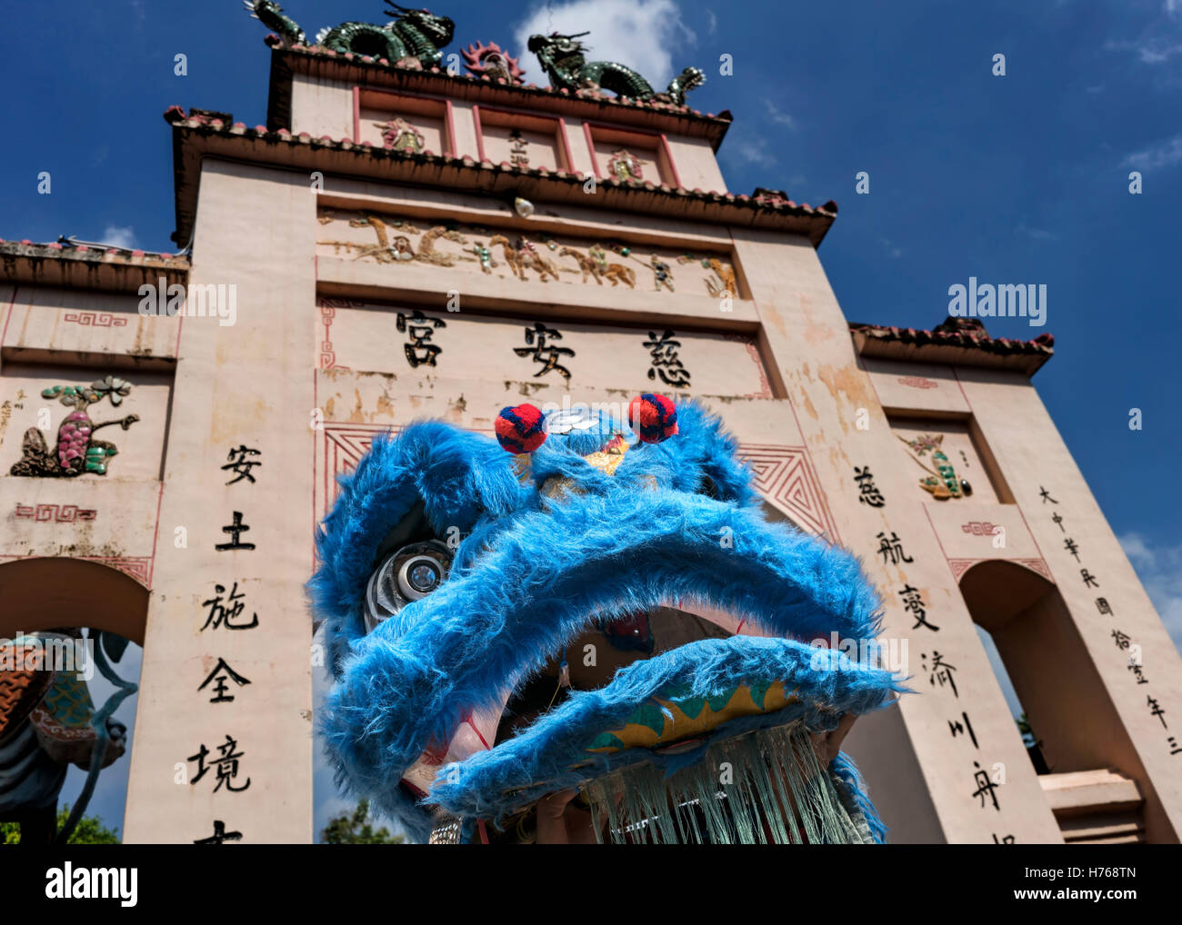 Lion dance in front of a temple gate hi-res stock photography and ...