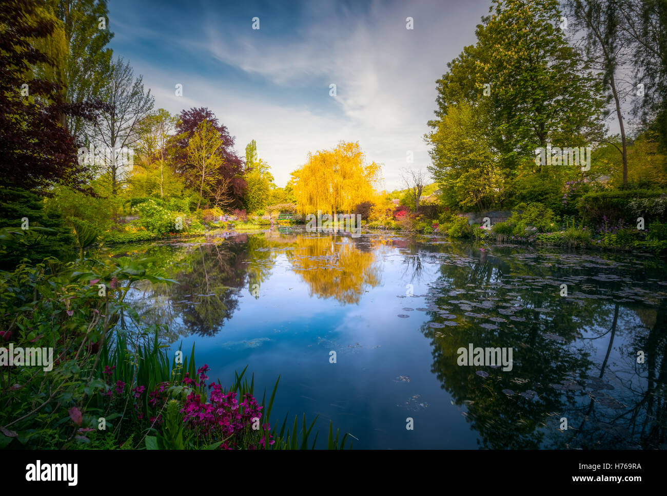 Monet giverny footbridge hi-res stock photography and images - Alamy