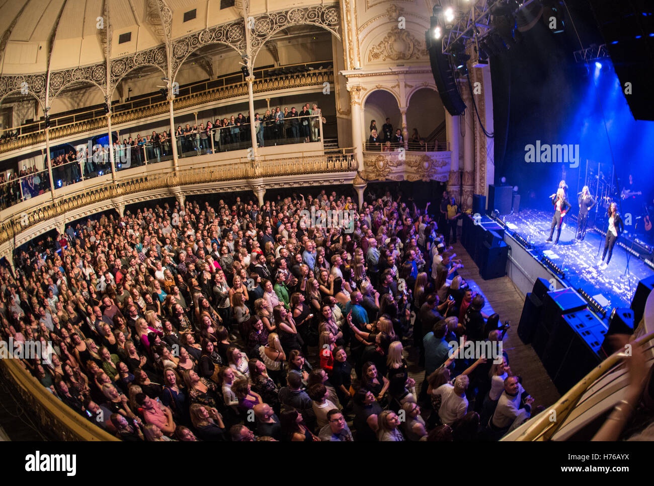 Girl opera house hi-res stock photography and images - Alamy