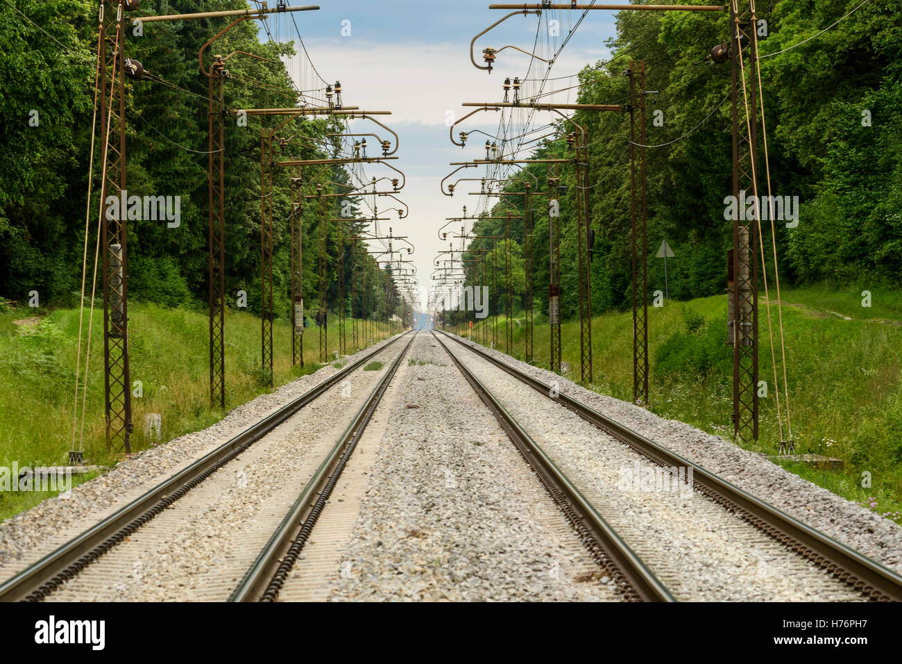 Two parallel railroad tracks converging on the horizon Stock Photo - Alamy