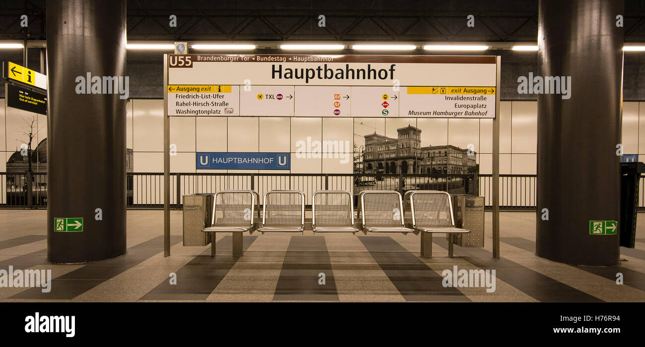 Berlin U-bahnhof hauptbahnhof Stock Photo - Alamy