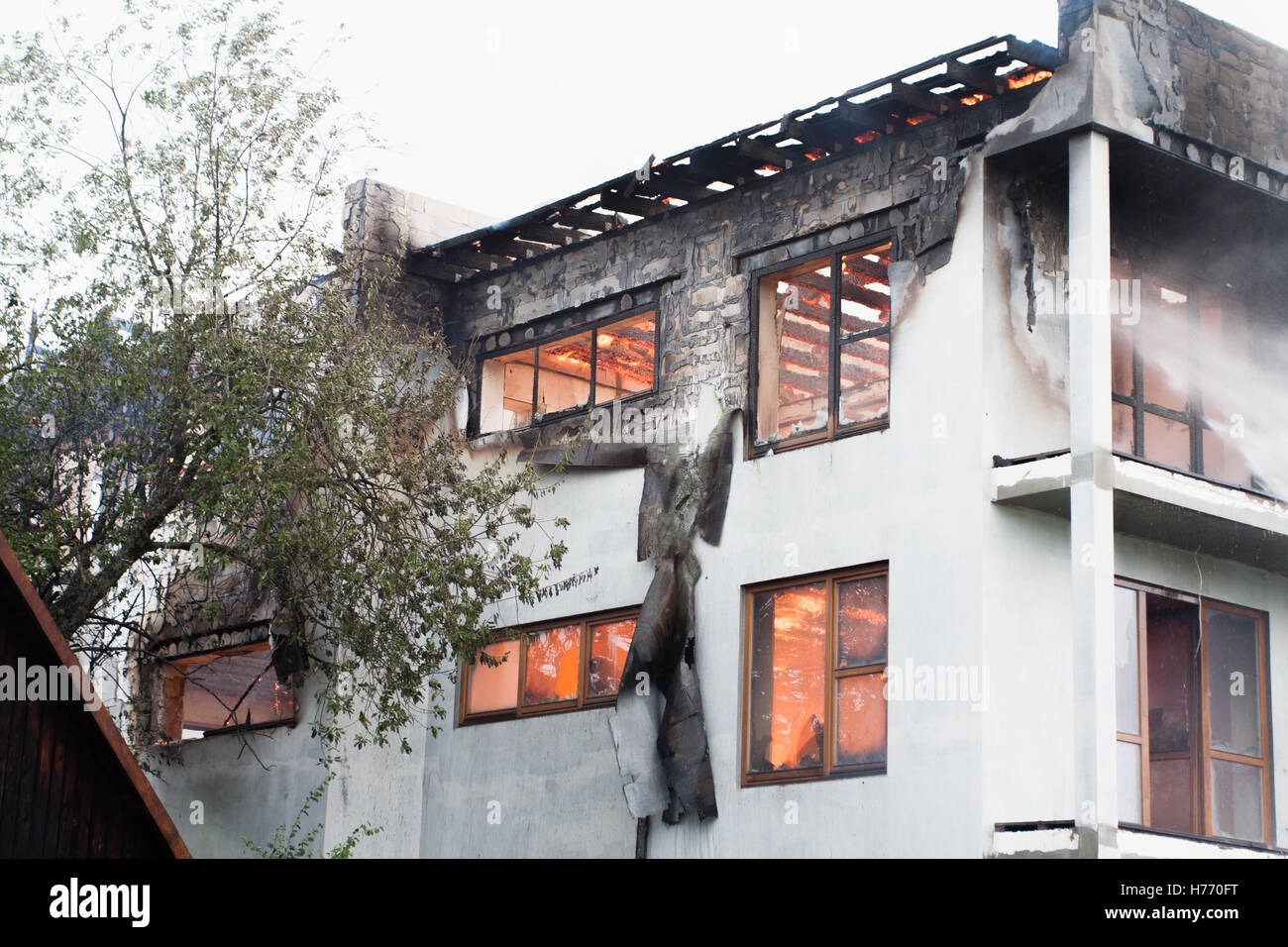 Apartment house burns Stock Photo - Alamy
