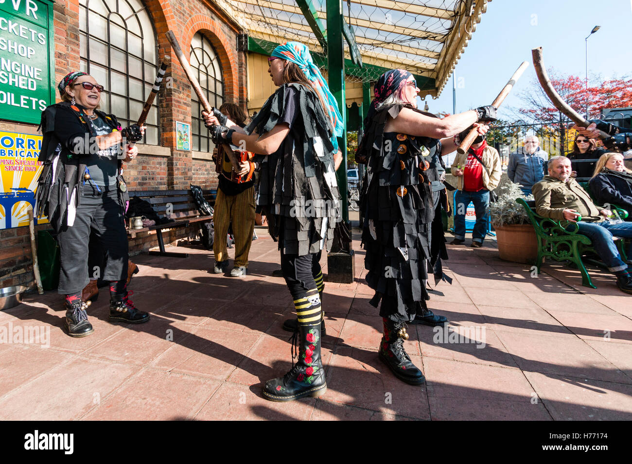 English people costumes hi-res stock photography and images - Alamy