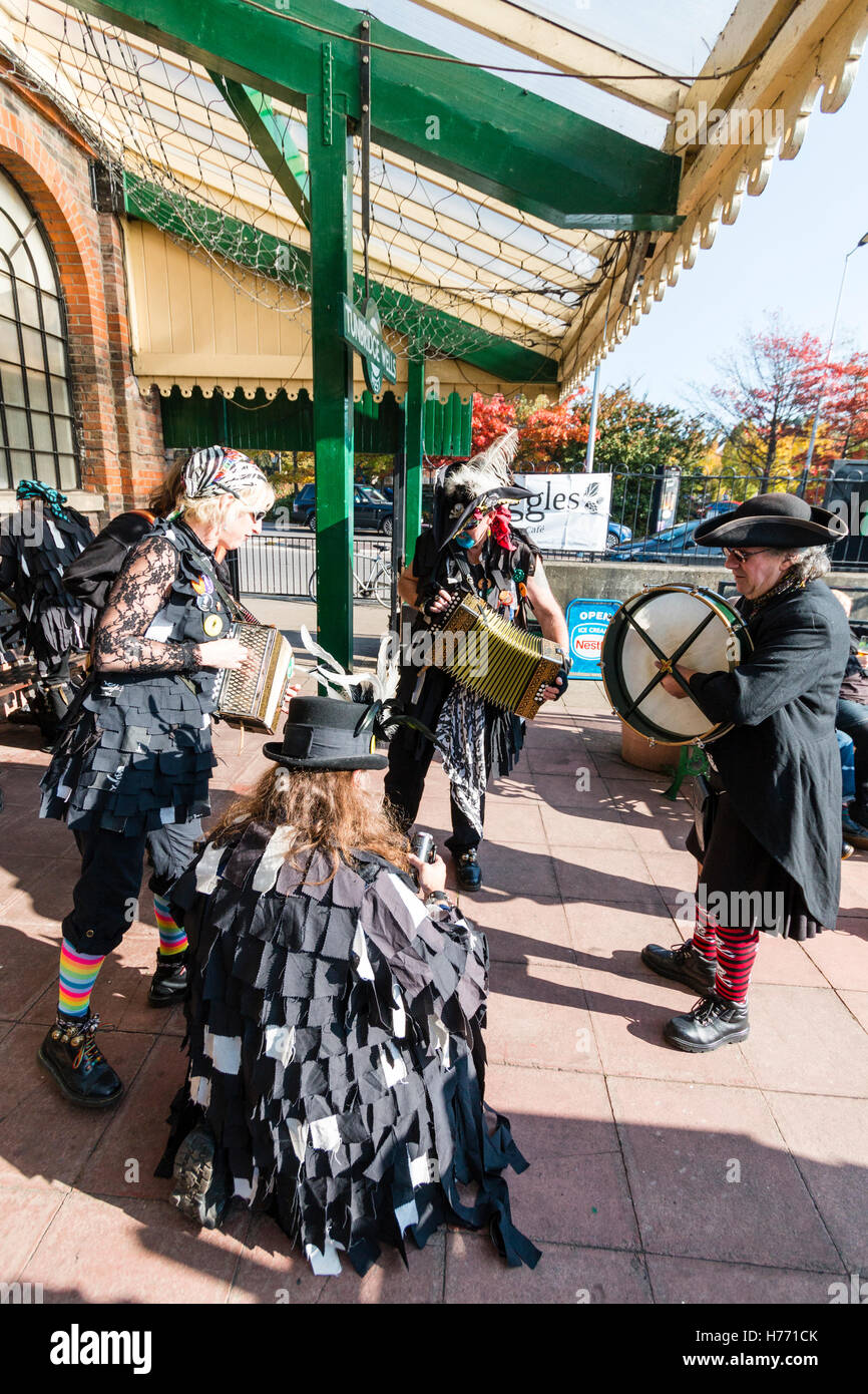 Gong band hi-res stock photography and images - Alamy