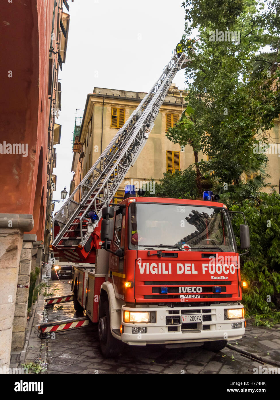 Turntable ladder of the Italian Vigili del Fuoco, built by Iveco ...