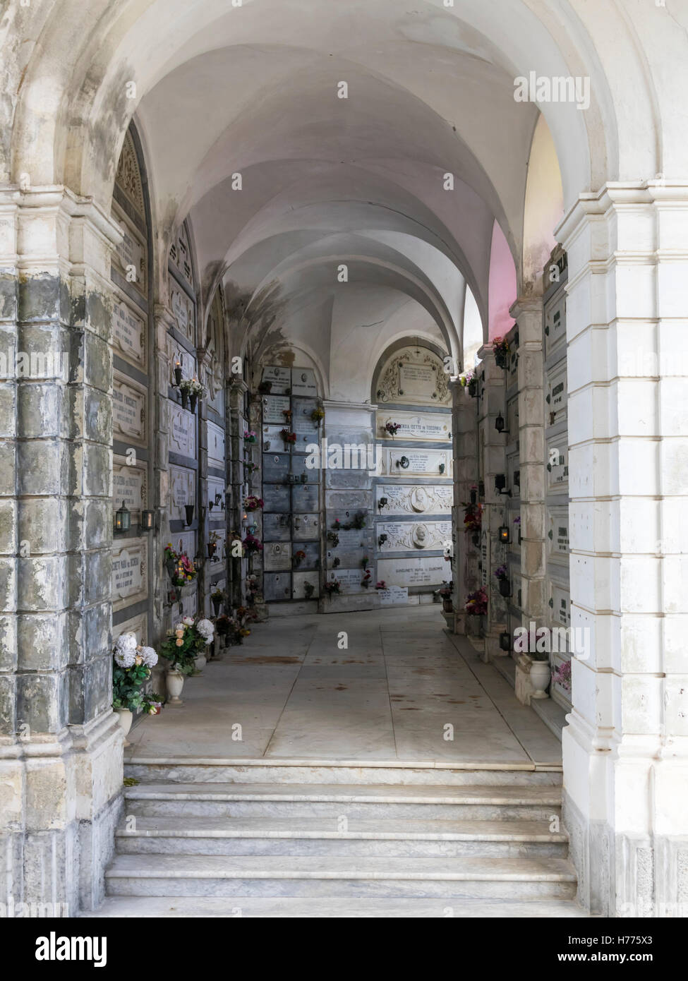 Italy grave wall hi-res stock photography and images - Alamy